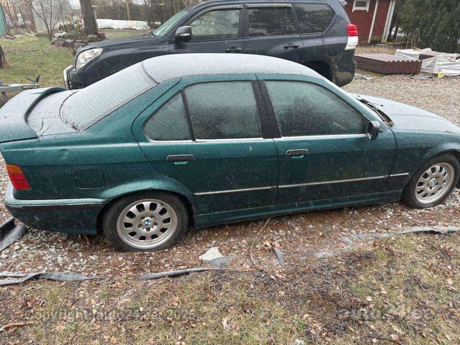 Green BMW 3 Series 1993 in Tallinn, with an engine capacity of 3.00 L and mileage of 348 thousand km for 3990 €, photo 3 on AUTOMOTO.COM.LV