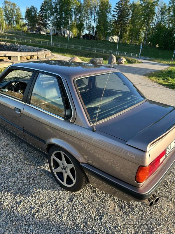 Grey BMW 3 Series 1988 in Tallinn, with an engine capacity of 2.50 L and mileage of 0 thousand km for 14500 €, photo 6 on AUTOMOTO.COM.LV