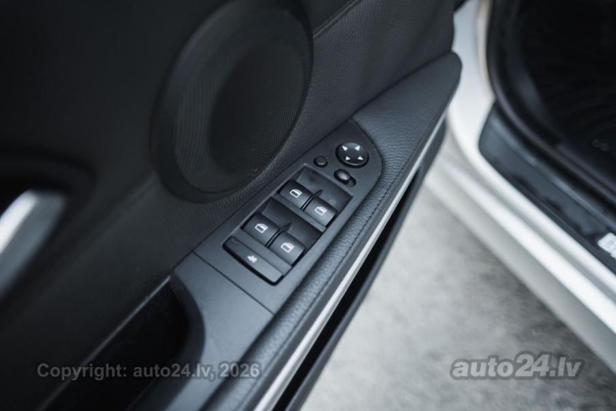 Pelēks BMW 3 Series 2006 Tallina, ar dzinēja tilpumu 3.00 L un nobraukumu 335 tūkst. km par 4499 €, foto 12 vietnē AUTOMOTO.COM.LV