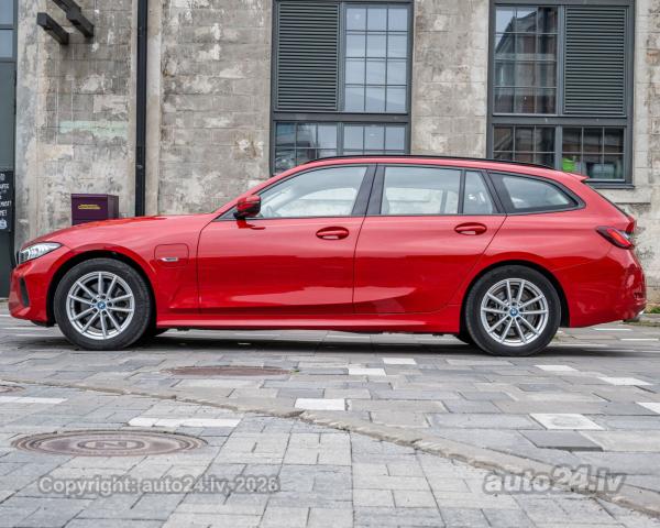 Sarkans BMW 3 Series 2022 Tallina, ar dzinēja tilpumu 2.00 L un nobraukumu 117 tūkst. km par 26990 €, foto 4 vietnē AUTOMOTO.COM.LV