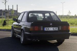 Black BMW 316 1986 in Liepaja, with an engine capacity of 2.80 L and mileage of 259 thousand km for 11995 €, photo 4 on AUTOMOTO.COM.LV