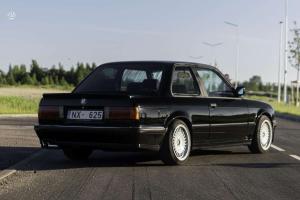Black BMW 316 1986 in Liepaja, with an engine capacity of 2.80 L and mileage of 259 thousand km for 11995 €, photo 5 on AUTOMOTO.COM.LV
