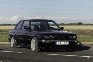 Black BMW 316 1986 in Liepaja, with an engine capacity of 2.80 L and mileage of 259 thousand km for 11995 €, photo 7 on AUTOMOTO.COM.LV