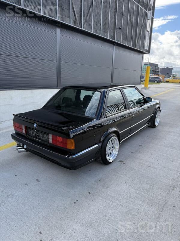 Melns BMW 316 1986 Liepāja, ar dzinēja tilpumu 2.80 L un nobraukumu 260 tūkst. km par 12450 €, foto 3 vietnē AUTOMOTO.COM.LV