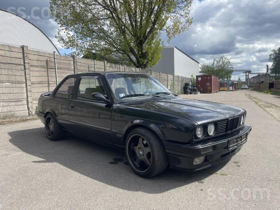 Black BMW 316 1990 in Riga, with an engine capacity of 2.80 L and mileage of 270 thousand km for 4300 €, photo 1 on AUTOMOTO.COM.LV