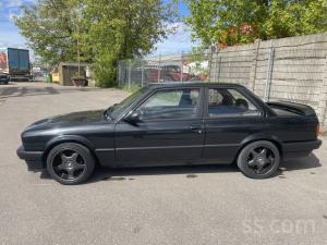 Black BMW 316 1990 in Riga, with an engine capacity of 2.80 L and mileage of 270 thousand km for 4300 €, photo 3 on AUTOMOTO.COM.LV