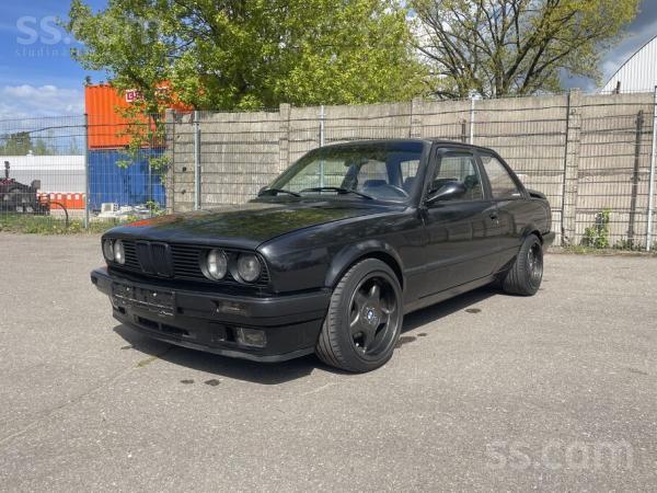 Black BMW 316 1990 in Riga, with an engine capacity of 2.80 L and mileage of 270 thousand km for 2100 €, photo 4 on AUTOMOTO.COM.LV