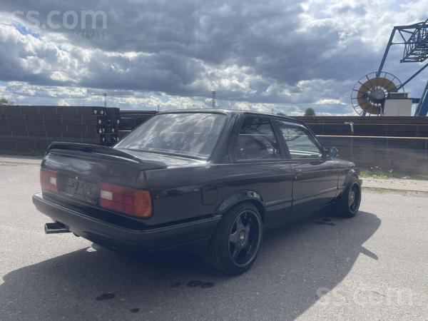 Black BMW 316 1990 in Riga, with an engine capacity of 2.80 L and mileage of 270 thousand km for 2100 €, photo 5 on AUTOMOTO.COM.LV