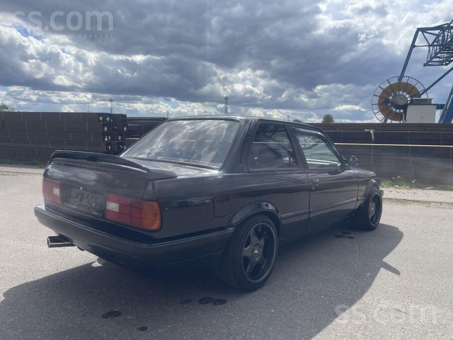 Black BMW 316 1990 in Riga, with an engine capacity of 2.80 L and mileage of 270 thousand km for 4300 €, photo 5 on AUTOMOTO.COM.LV