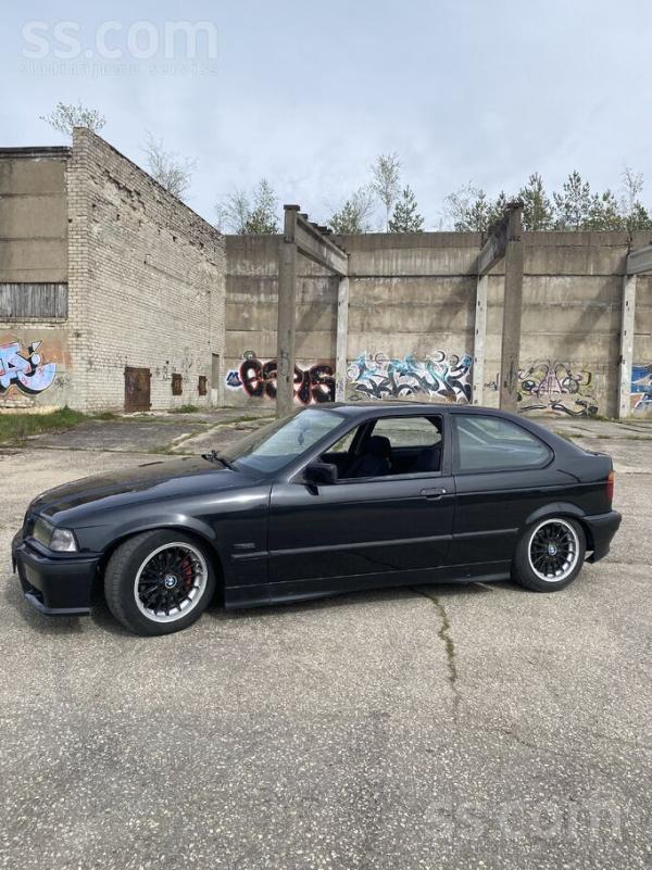 Black BMW 316 1994 in Liepaja, with an engine capacity of 2.00 L and mileage of 241 thousand km for 2900 €, photo 5 on AUTOMOTO.COM.LV