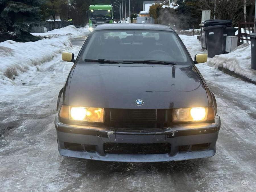 Melns BMW 316 2000 Viļņa, ar dzinēja tilpumu 1.90 L un nobraukumu 200 tūkst. km par 1600 €, foto 2 vietnē AUTOMOTO.COM.LV