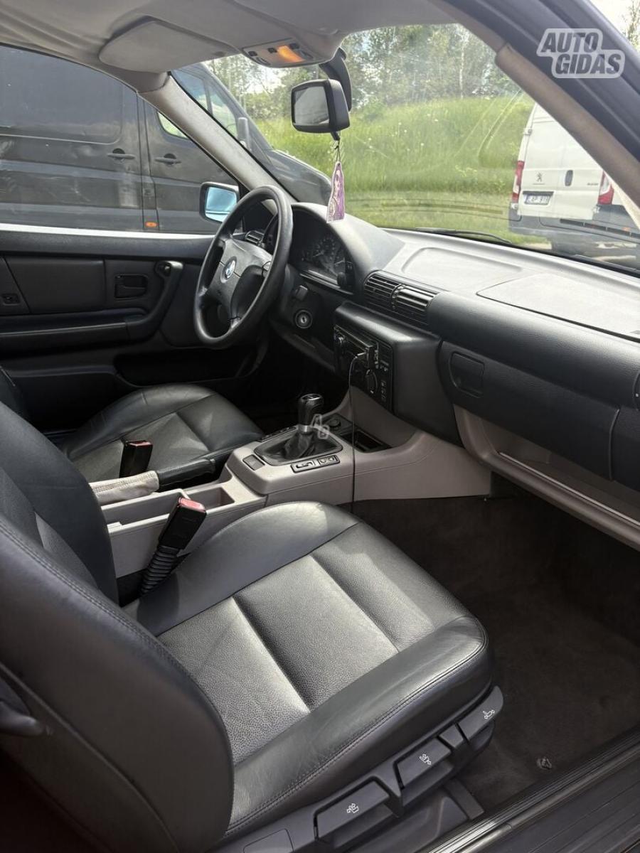 Black BMW 316 2000 in Vilnius, with an engine capacity of 1.60 L and mileage of 234 thousand km for 1950 €, photo 9 on AUTOMOTO.COM.LV