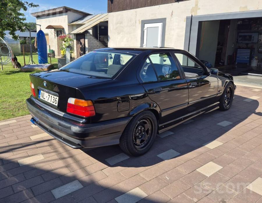 Black BMW 316 1994 in Riga, with an engine capacity of 2.50 L and mileage of 318 thousand km for 9800 €, photo 3 on AUTOMOTO.COM.LV