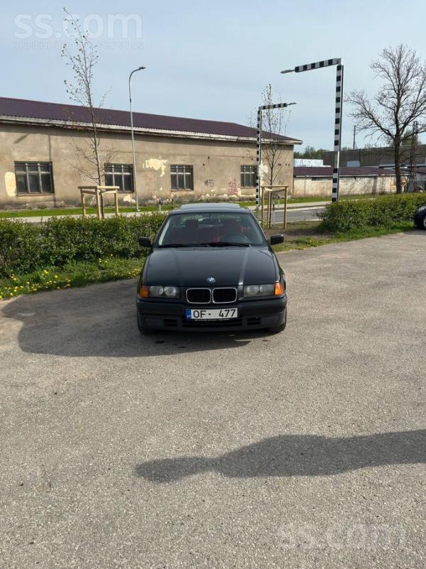 Black BMW 316 1995 in Riga, with an engine capacity of 1.60 L and mileage of 327 thousand km for 2750 €, photo 1 on AUTOMOTO.COM.LV