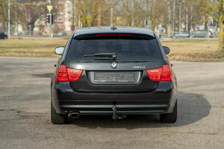 Black BMW 316 2011 in Liepaja, with an engine capacity of 2.00 L and mileage of 269 thousand km for 4900 €, photo 4 on AUTOMOTO.COM.LV