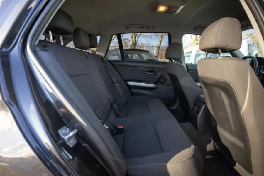 Black BMW 316 2011 in Liepaja, with an engine capacity of 2.00 L and mileage of 269 thousand km for 4900 €, photo 12 on AUTOMOTO.COM.LV
