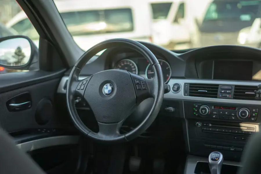 Black BMW 316 2011 in Liepaja, with an engine capacity of 2.00 L and mileage of 269 thousand km for 4900 €, photo 14 on AUTOMOTO.COM.LV