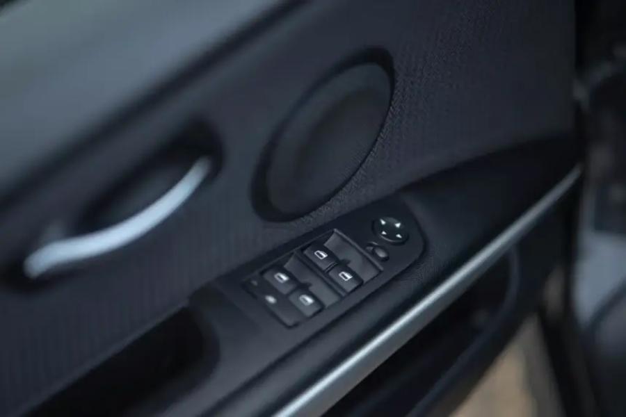 Black BMW 316 2011 in Liepaja, with an engine capacity of 2.00 L and mileage of 269 thousand km for 4900 €, photo 24 on AUTOMOTO.COM.LV