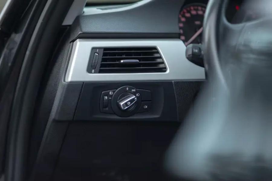 Black BMW 316 2011 in Liepaja, with an engine capacity of 2.00 L and mileage of 269 thousand km for 4900 €, photo 32 on AUTOMOTO.COM.LV