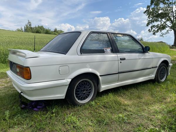 BMW 316 1988 in Prienai, with an engine capacity of 1.80 L and mileage of 230 thousand km for 4299 €, photo 4 on AUTOMOTO.COM.LV