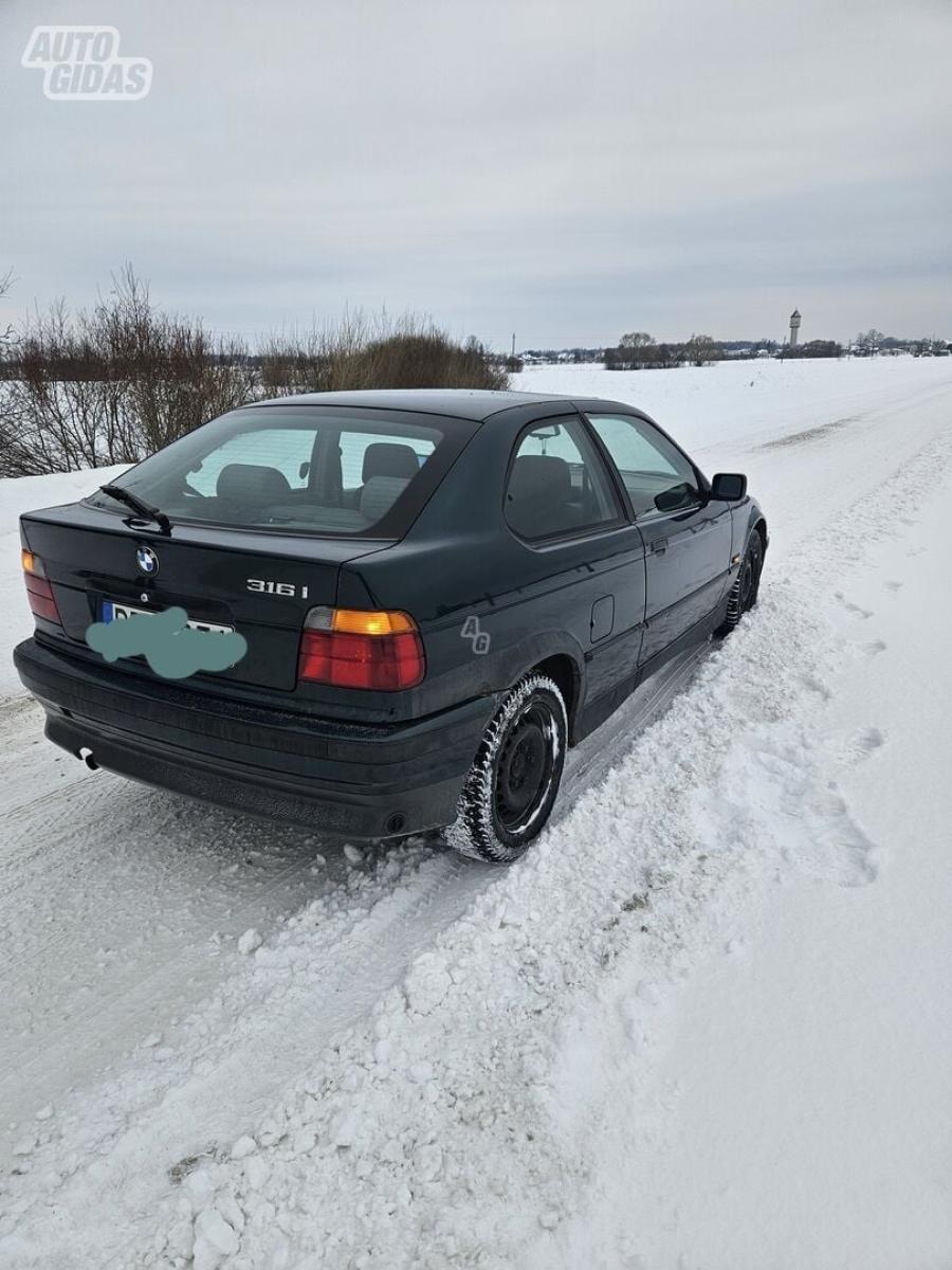 Green BMW 316 1995 in Silute, with an engine capacity of 1.80 L and mileage of 272 thousand km for 1399 €, photo 10 on AUTOMOTO.COM.LV