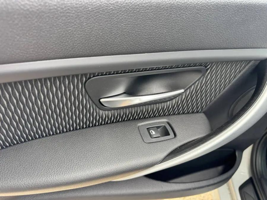 Grey BMW 316 2012 in Riga, with an engine capacity of 2.00 L and mileage of 340 thousand km for 8500 €, photo 12 on AUTOMOTO.COM.LV