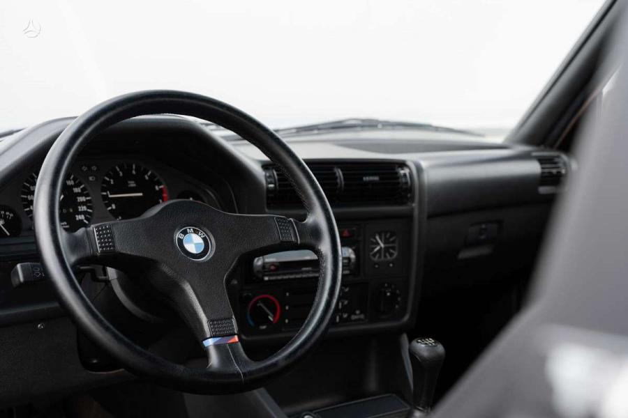 Sarkans BMW 316 1989 Tallina, ar dzinēja tilpumu 1.60 L un nobraukumu 221 tūkst. km par 15900 €, foto 18 vietnē AUTOMOTO.COM.LV