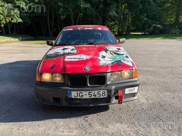 Red BMW 316 1994 in Talsi, with an engine capacity of 1.80 L and mileage of 390 thousand km for 2399 €, photo 1 on AUTOMOTO.COM.LV