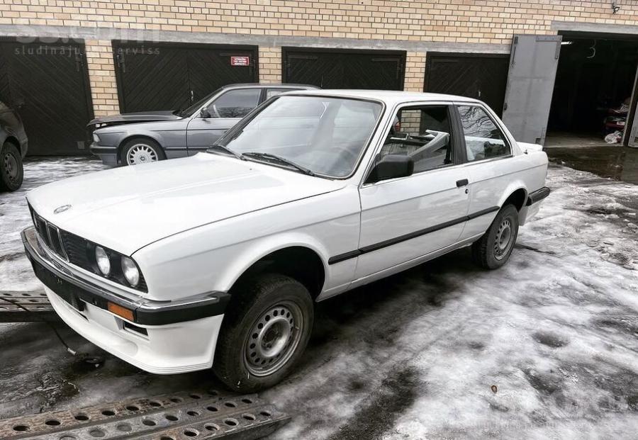 White BMW 316 1986 in Riga, with an engine capacity of 2.50 L and mileage of 281 thousand km for 8300 €, photo 1 on AUTOMOTO.COM.LV
