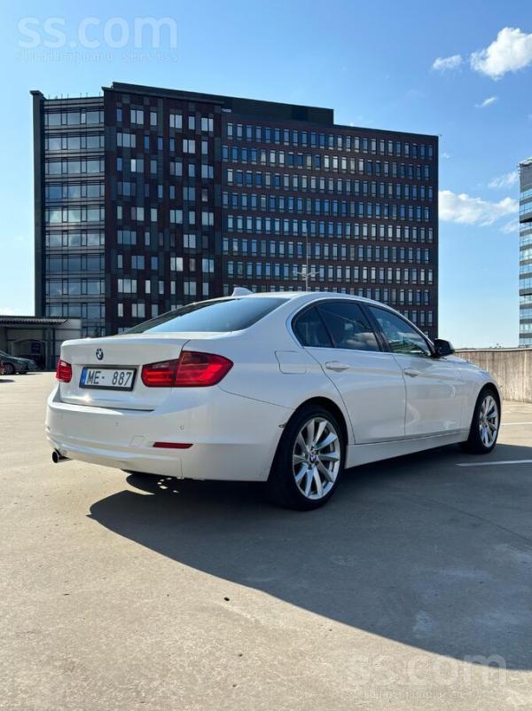 White BMW 316 2012 in Riga, with an engine capacity of 2.00 L and mileage of 230 thousand km for 7500 €, photo 3 on AUTOMOTO.COM.LV