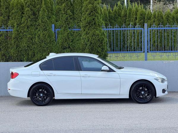White BMW 316 2015 in Vilnius, with an engine capacity of 2.00 L and mileage of 274 thousand km for 9000 €, photo 5 on AUTOMOTO.COM.LV