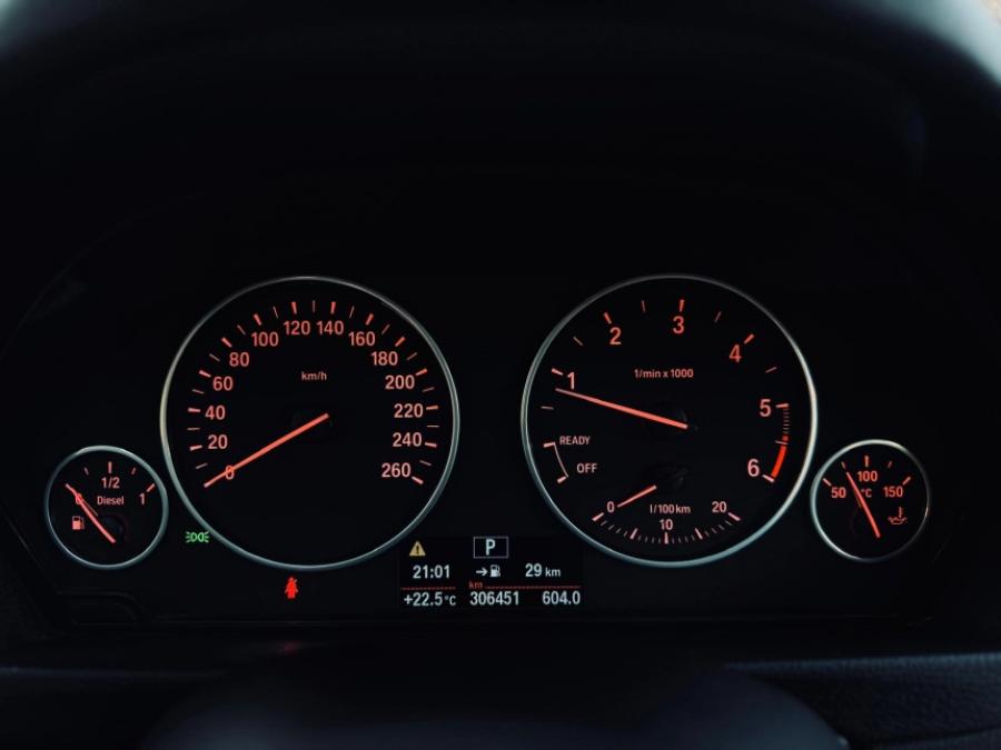 White BMW 316 2013 in Riga, with an engine capacity of 2.00 L and mileage of 306 thousand km for 11000 €, photo 14 on AUTOMOTO.COM.LV