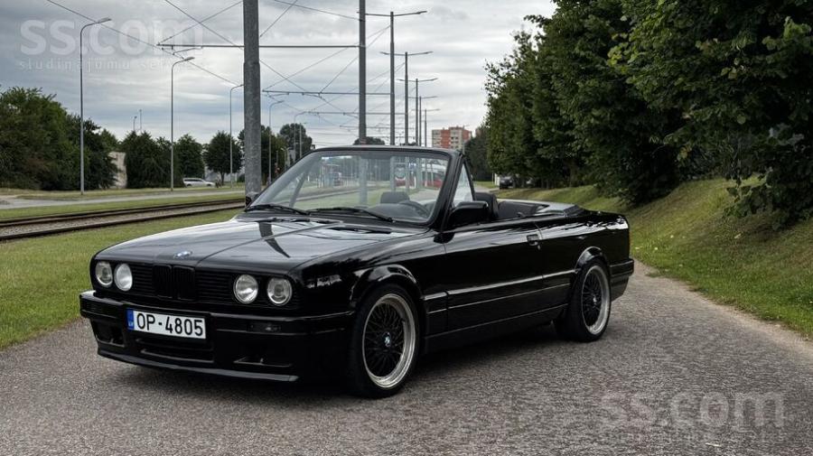 Black BMW 318 1993 in Liepaja, with an engine capacity of 1.80 L and mileage of 246 thousand km for 8490 €, photo 1 on AUTOMOTO.COM.LV