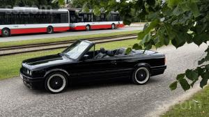 Black BMW 318 1993 in Liepaja, with an engine capacity of 1.80 L and mileage of 246 thousand km for 8490 €, photo 3 on AUTOMOTO.COM.LV
