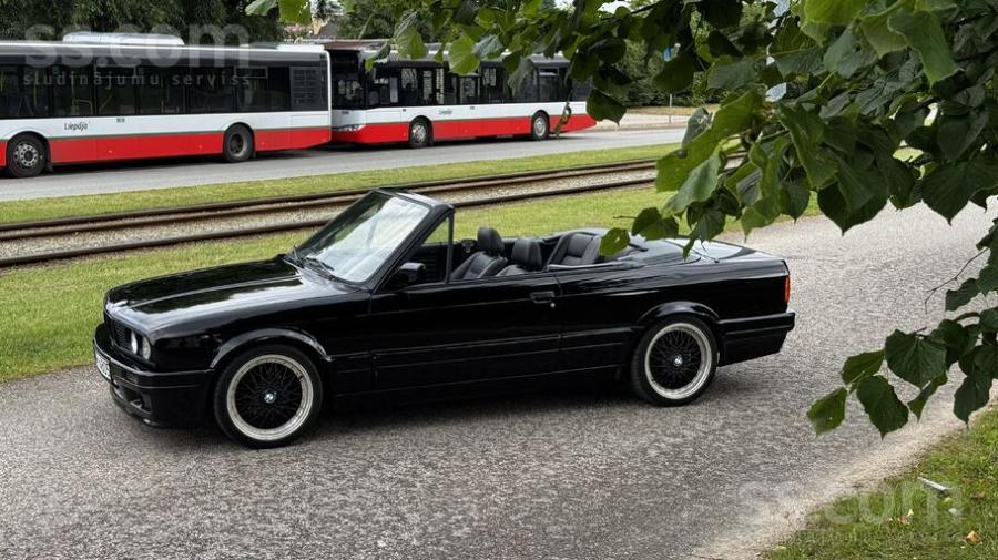 Black BMW 318 1993 in Liepaja, with an engine capacity of 1.80 L and mileage of 246 thousand km for 8490 €, photo 3 on AUTOMOTO.COM.LV