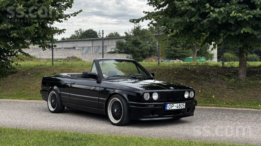 Black BMW 318 1993 in Liepaja, with an engine capacity of 1.80 L and mileage of 246 thousand km for 8490 €, photo 6 on AUTOMOTO.COM.LV