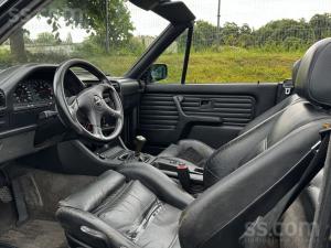 Black BMW 318 1993 in Liepaja, with an engine capacity of 1.80 L and mileage of 246 thousand km for 8490 €, photo 9 on AUTOMOTO.COM.LV