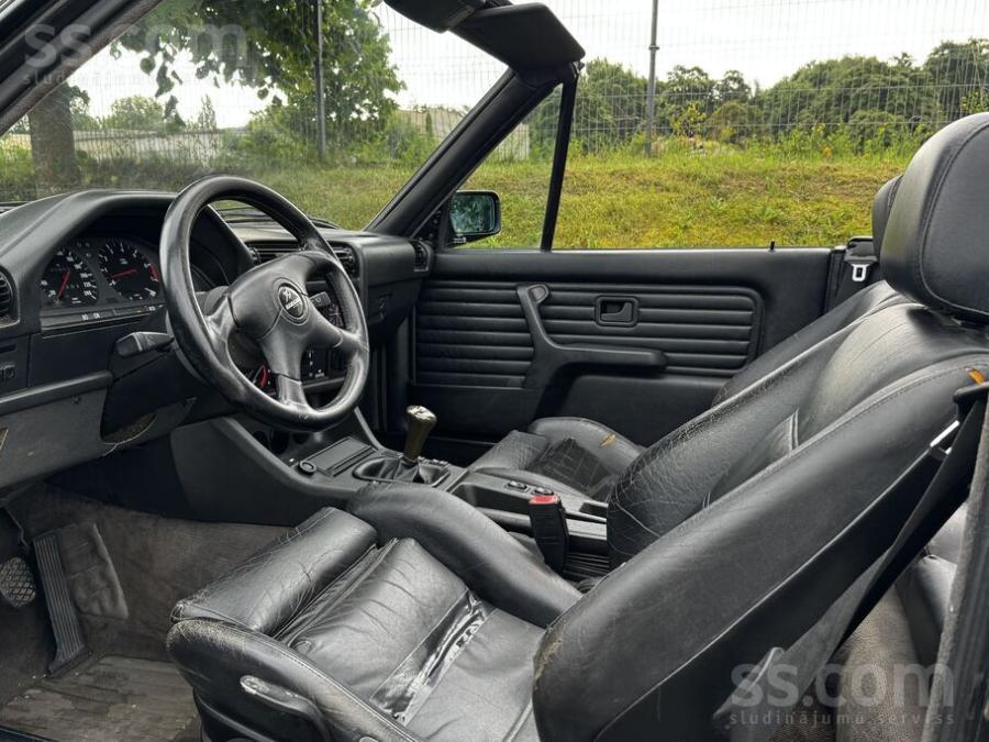 Black BMW 318 1993 in Liepaja, with an engine capacity of 1.80 L and mileage of 246 thousand km for 8490 €, photo 9 on AUTOMOTO.COM.LV
