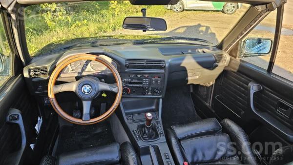 Black BMW 318 1993 in Riga, with an engine capacity of 1.80 L and mileage of 263 thousand km for 10600 €, photo 7 on AUTOMOTO.COM.LV