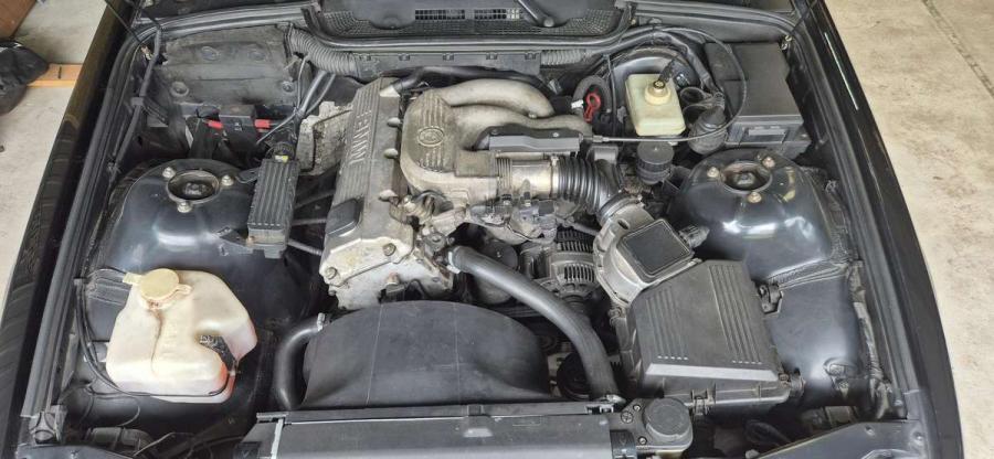 Black BMW 318 1998 in Kaunas, with an engine capacity of 1.80 L and mileage of 215 thousand km for 5800 €, photo 15 on AUTOMOTO.COM.LV