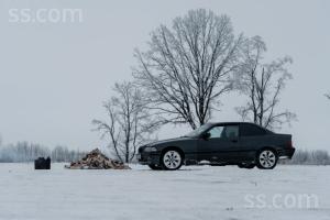 Melns BMW 318 1992 Rīga, ar dzinēja tilpumu 1.80 L un nobraukumu 280 tūkst. km par 3300 €, foto  vietnē AUTOMOTO.COM.LV