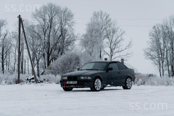 Black BMW 318 1992 in Riga, with an engine capacity of 1.80 L and mileage of 280 thousand km for 3300 €, photo 2 on AUTOMOTO.COM.LV