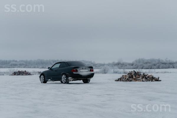 Black BMW 318 1992 in Riga, with an engine capacity of 1.80 L and mileage of 280 thousand km for 3300 €, photo 8 on AUTOMOTO.COM.LV