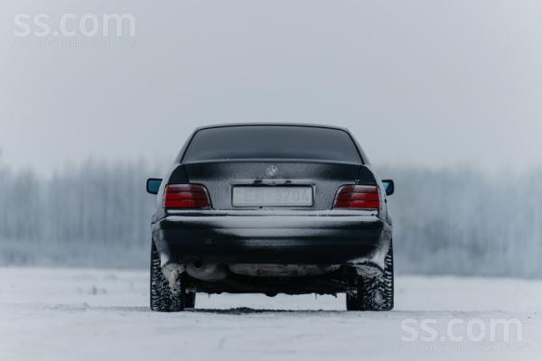 Black BMW 318 1992 in Riga, with an engine capacity of 1.80 L and mileage of 280 thousand km for 3300 €, photo 9 on AUTOMOTO.COM.LV