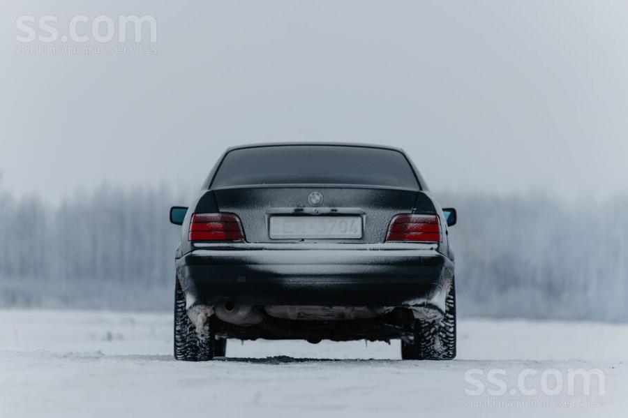 Black BMW 318 1992 in Riga, with an engine capacity of 1.80 L and mileage of 280 thousand km for 3300 €, photo 9 on AUTOMOTO.COM.LV