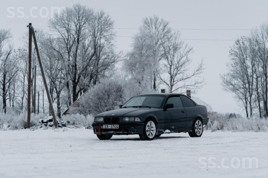 Melns BMW 318 1992 Rīga, ar dzinēja tilpumu 1.80 L un nobraukumu 280 tūkst. km par 3300 €, foto 2 vietnē AUTOMOTO.COM.LV
