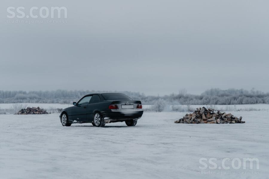Melns BMW 318 1992 Rīga, ar dzinēja tilpumu 1.80 L un nobraukumu 280 tūkst. km par 3300 €, foto 8 vietnē AUTOMOTO.COM.LV