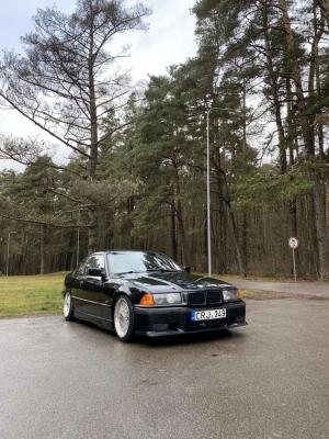 Black BMW 318 1995 in Anyksciai, with an engine capacity of 1.80 L and mileage of 324 thousand km for 4050 €, photo 8 on AUTOMOTO.COM.LV