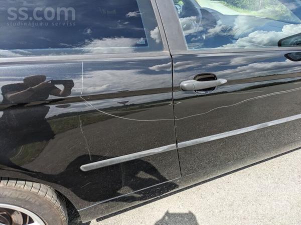 Black BMW 318 2002 in Cesis, with an engine capacity of 2.00 L and mileage of 173 thousand km for 2500 €, photo 4 on AUTOMOTO.COM.LV