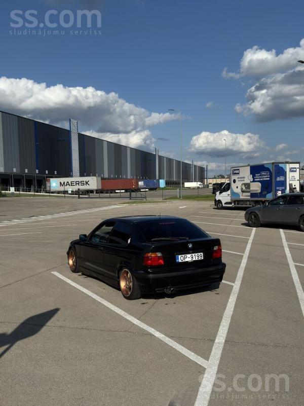 Black BMW 318 1998 in Riga, with an engine capacity of 1.90 L and mileage of 340 thousand km for 3300 €, photo 4 on AUTOMOTO.COM.LV